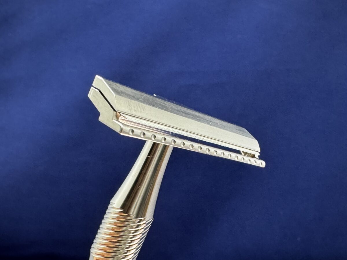AC片刃ホルダーの新境地：Alpha Shaving Spirit SE Razorの徹底レビュー | Shave and Grind